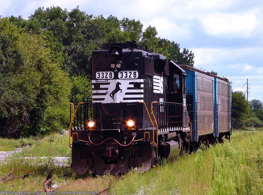 NS 3328 L7R makes a set off in the transfer yard